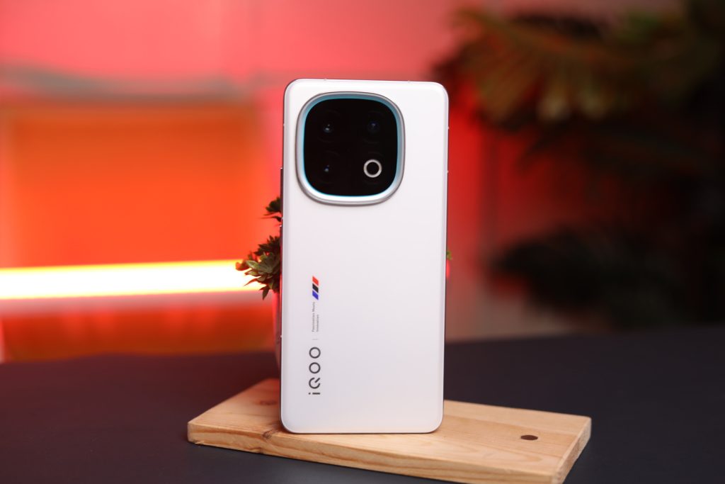 iQOO 13 Review: The No Nonsence Flagship Phone - Fossbytes